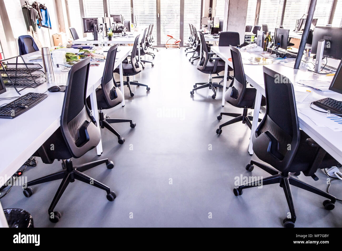 Open plan offices hi-res stock photography and images - Alamy