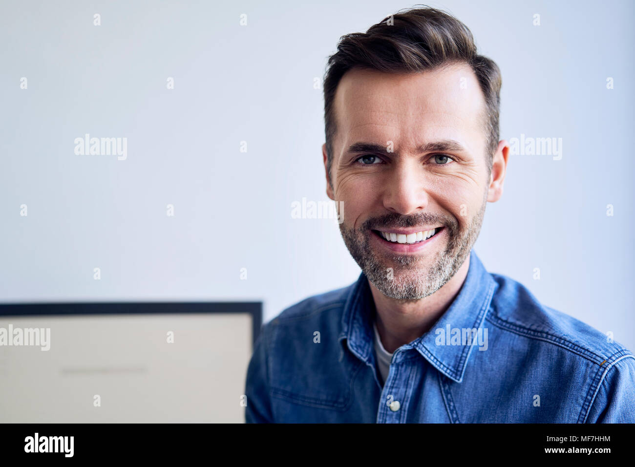 Friendly smiling office hi-res stock photography and images - Alamy