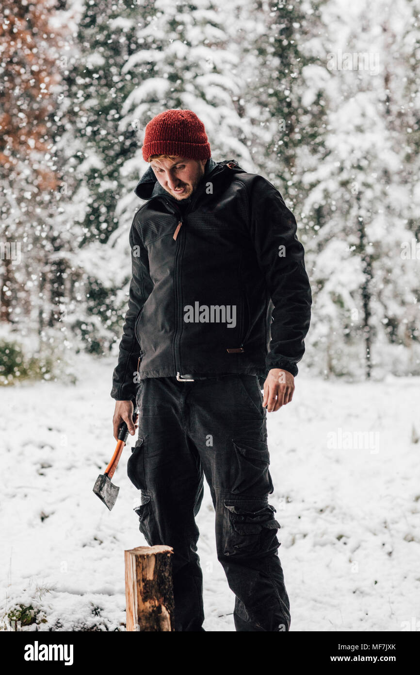 Man axe chopping wood hi-res stock photography and images - Alamy