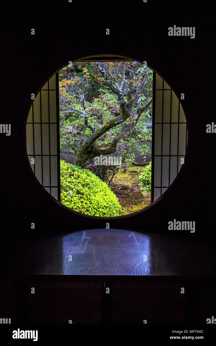 Japanese round window hi-res stock photography and images - Alamy