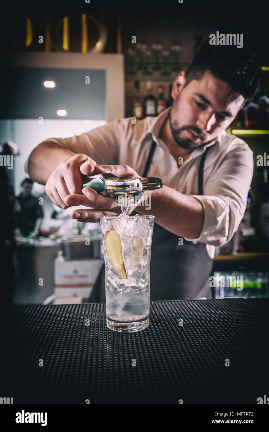 Cocktail making cocktails hi-res stock photography and images - Alamy
