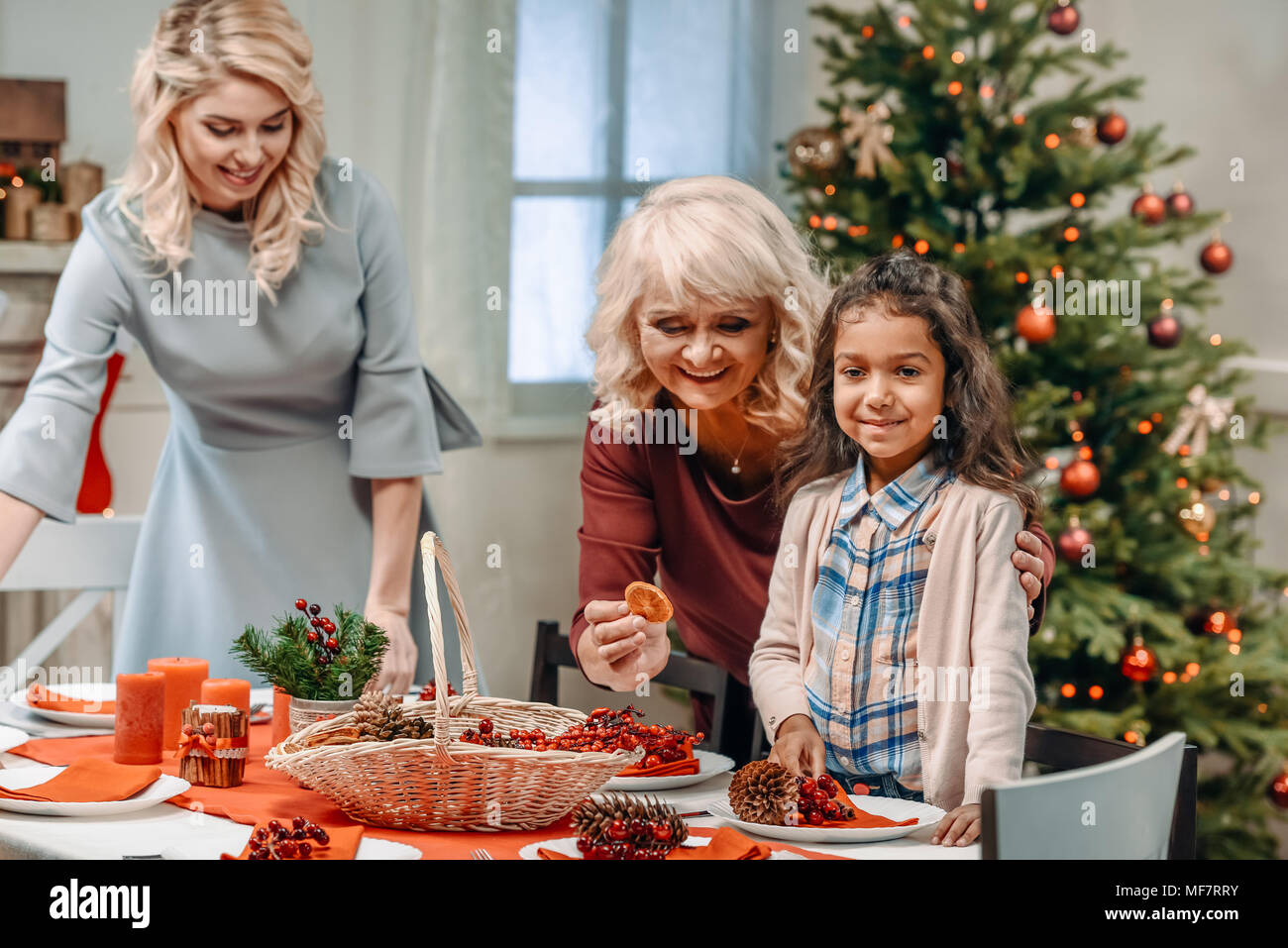Child setting table hi-res stock photography and images - Alamy