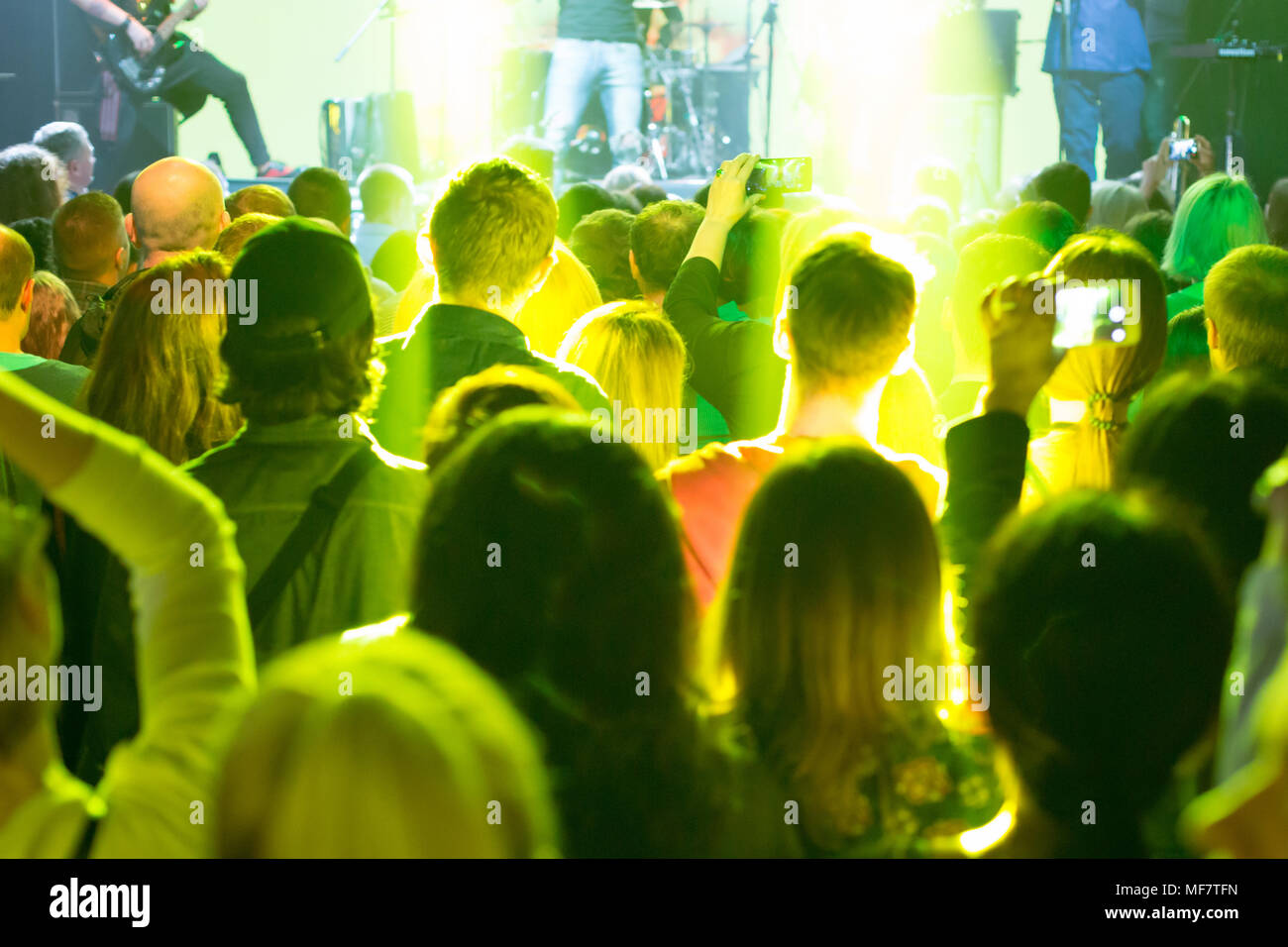 Audience in theatre clapping hi-res stock photography and images - Alamy