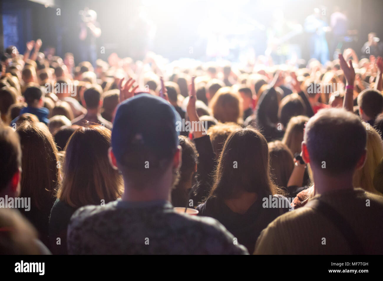 Crowd watching musical group hi-res stock photography and images - Alamy