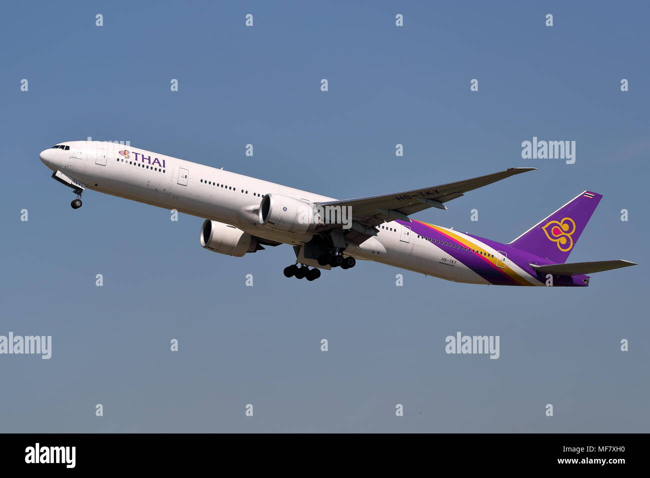 Thai airways planes hi-res stock photography and images - Alamy