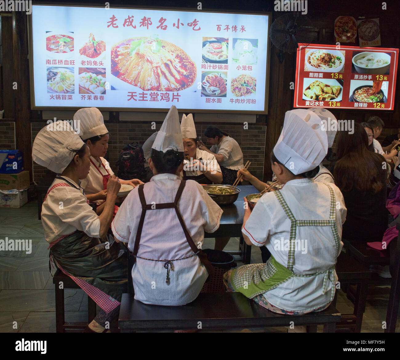 Chinese restaurant kitchen chefs hi-res stock photography and images ...