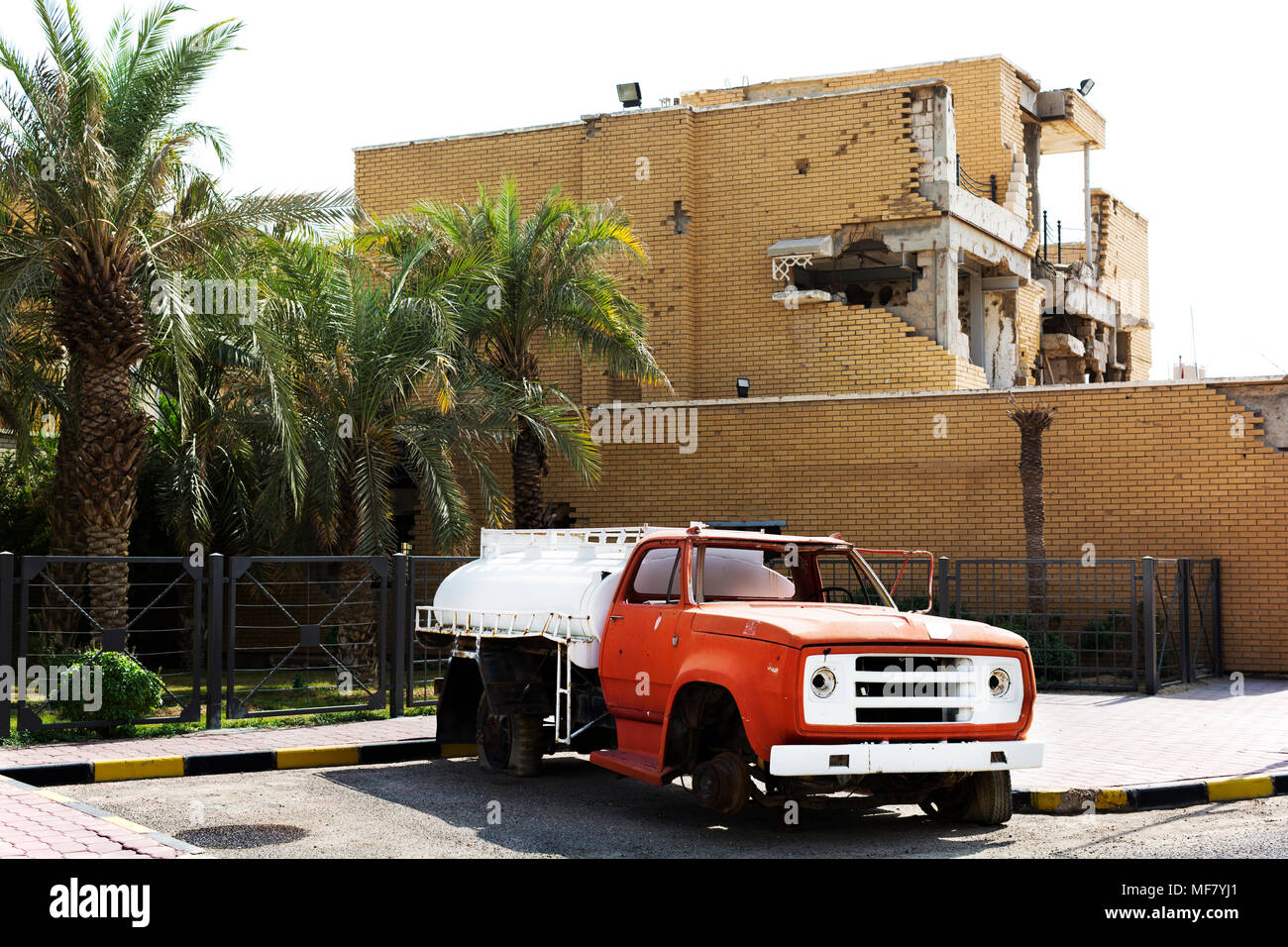 Gulf war kuwait city damage hi-res stock photography and images - Alamy