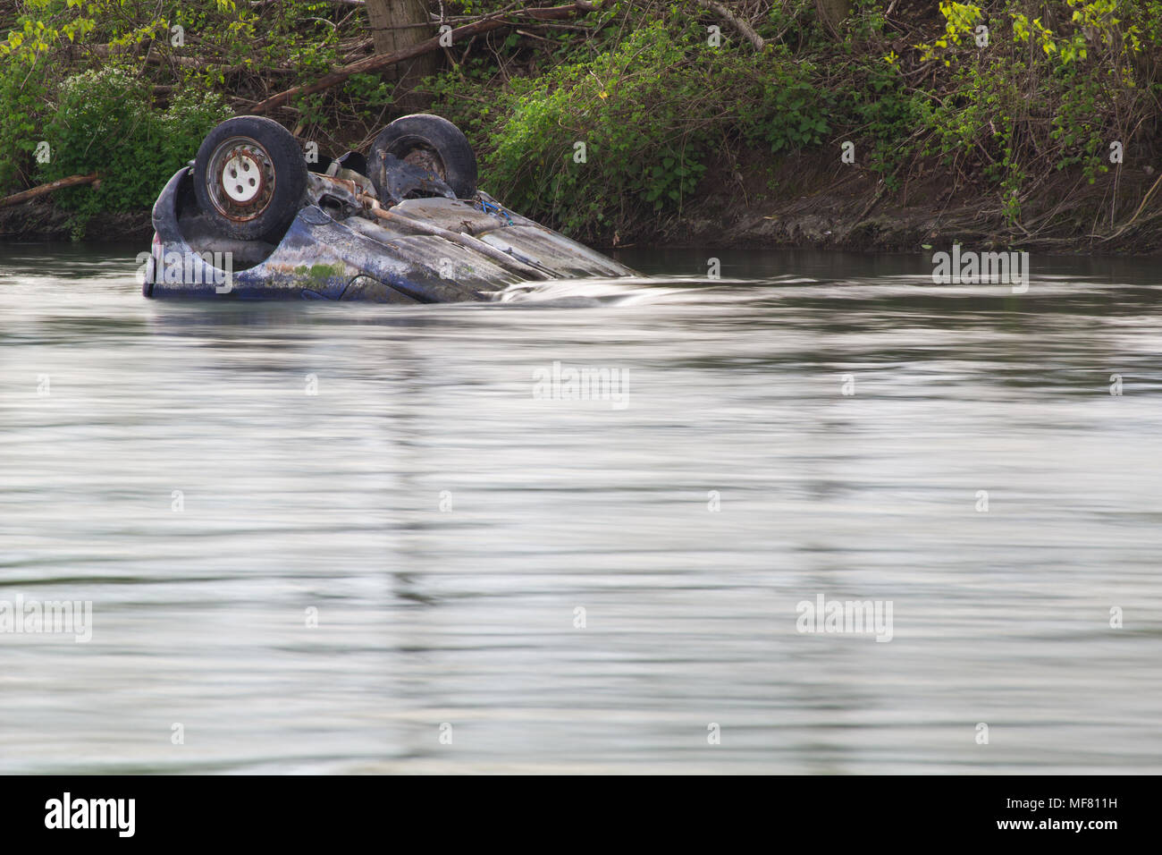 Smashed hood hi-res stock photography and images - Alamy