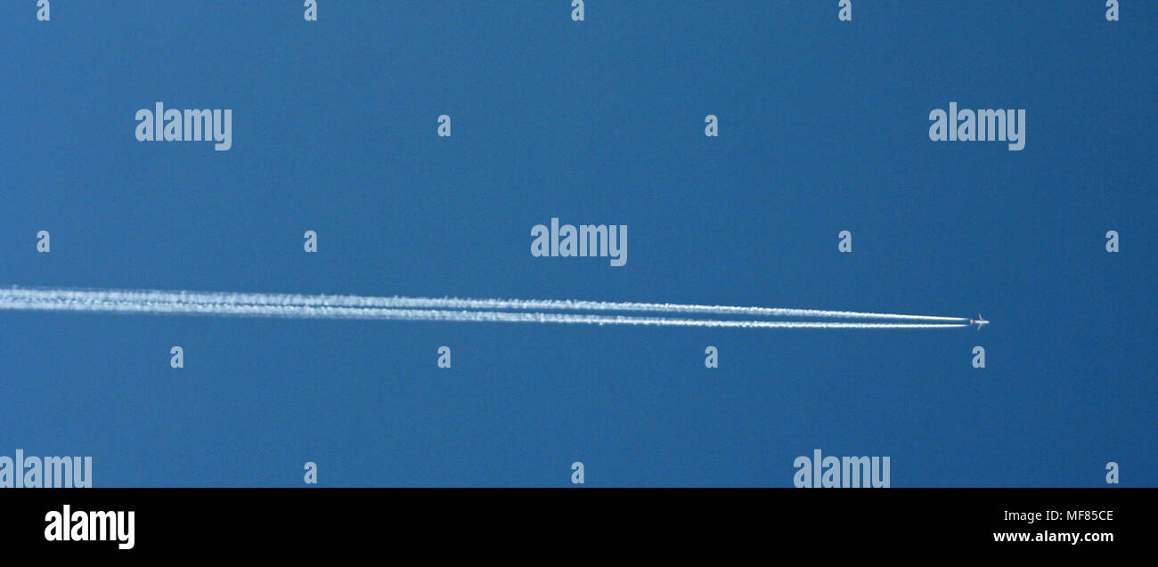 Avión volando alto hi-res stock photography and images - Alamy