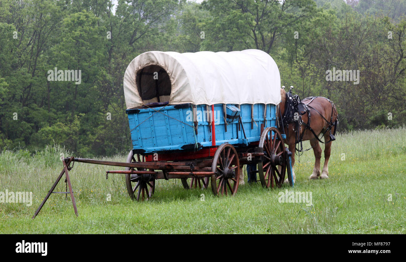 Pioneer wagon train hi-res stock photography and images - Alamy