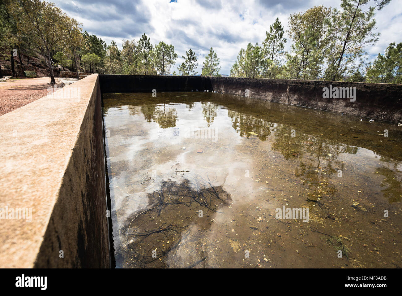 Abandoned empty swimming pool hi-res stock photography and images - Alamy