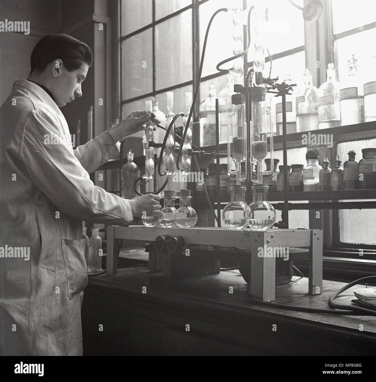 1950s research lab hi-res stock photography and images - Alamy