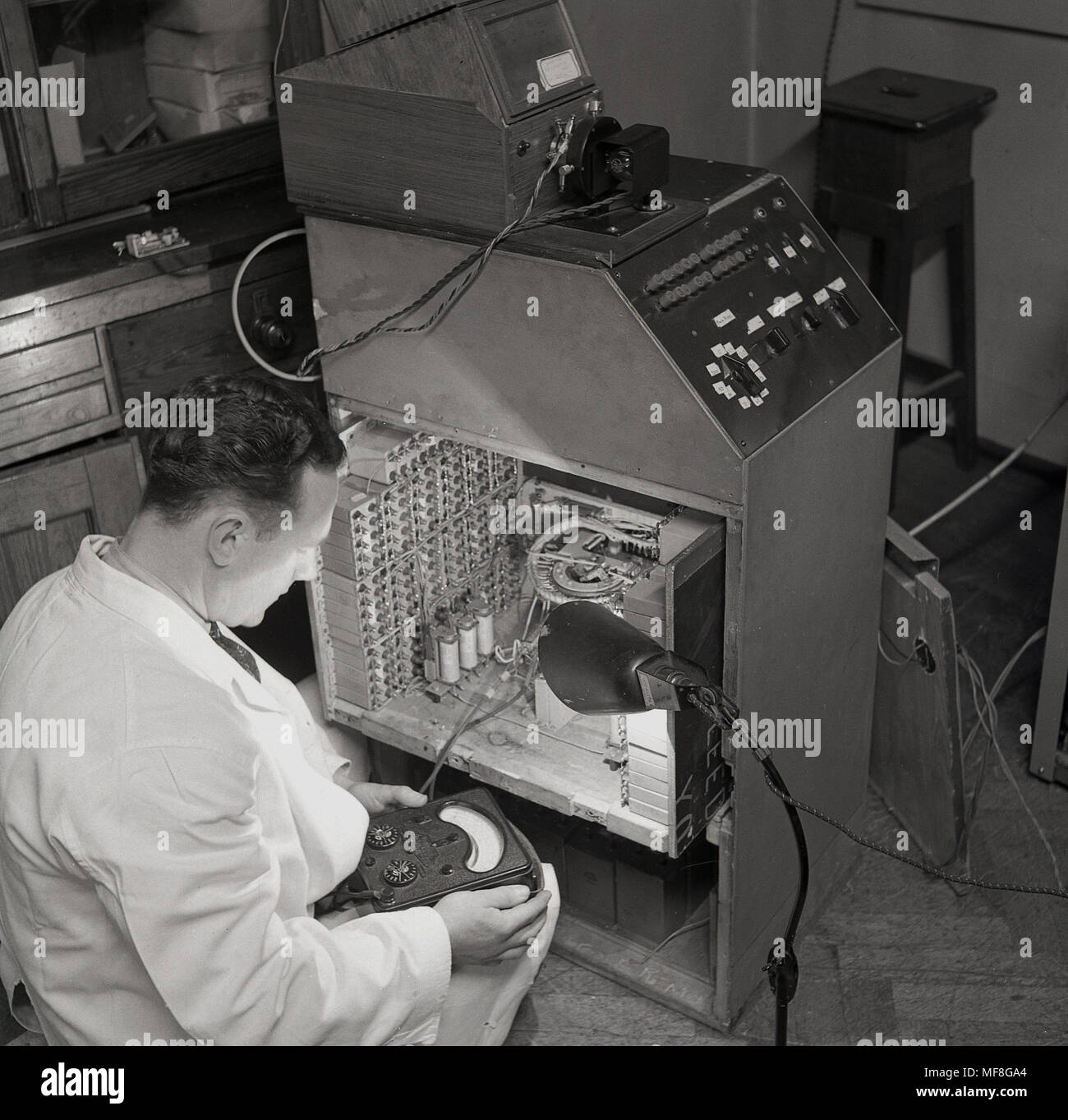 1950s research lab hi-res stock photography and images - Alamy