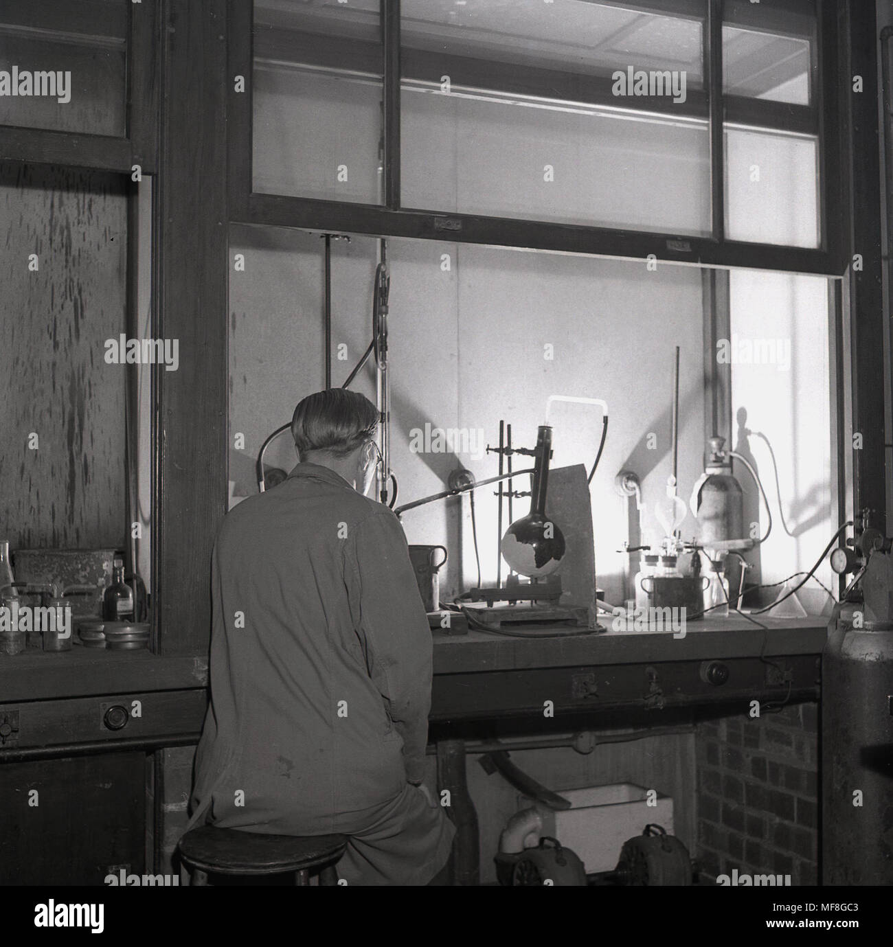 1950s research lab hi-res stock photography and images - Alamy
