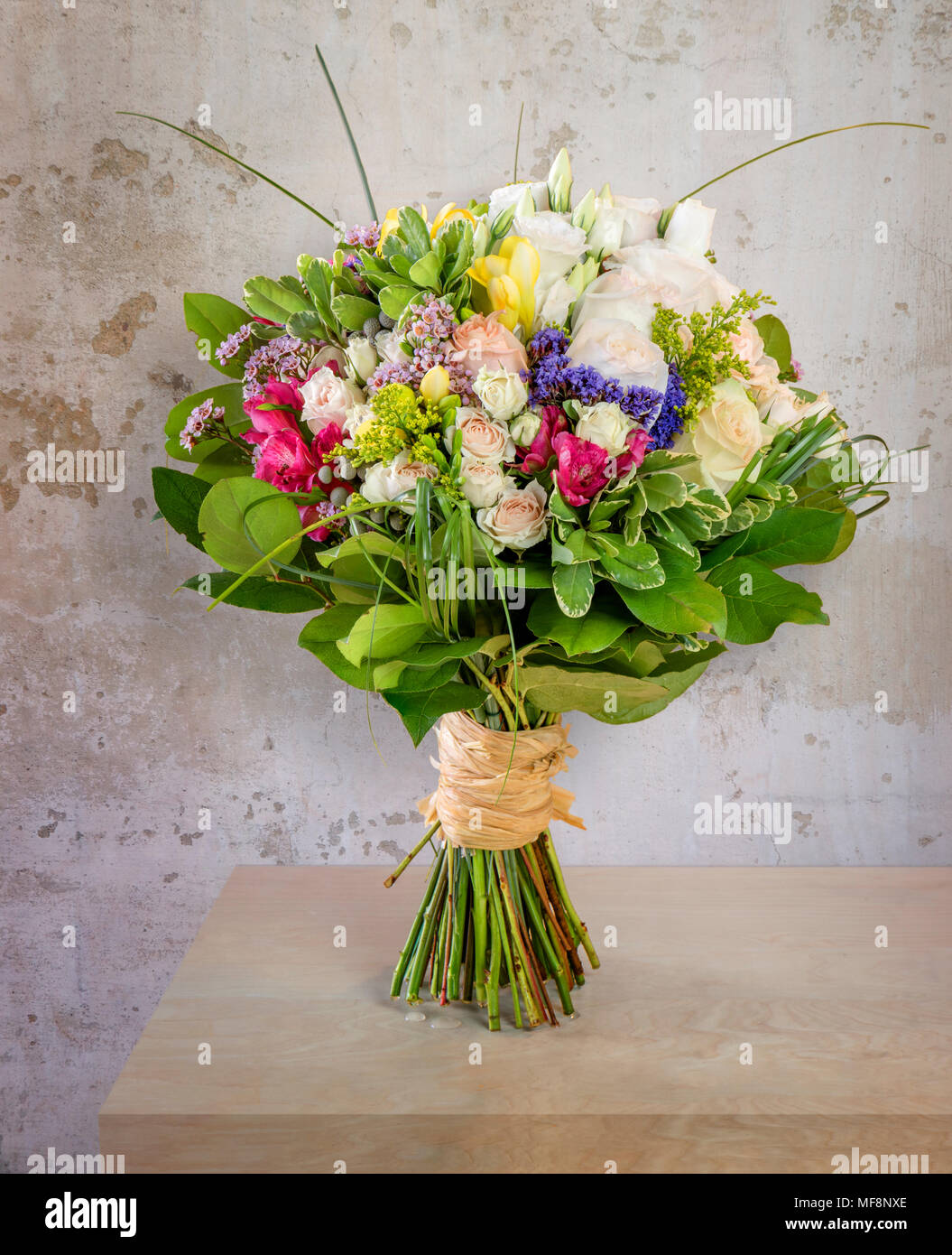 Wedding table roses bouquet hi-res stock photography and images - Alamy