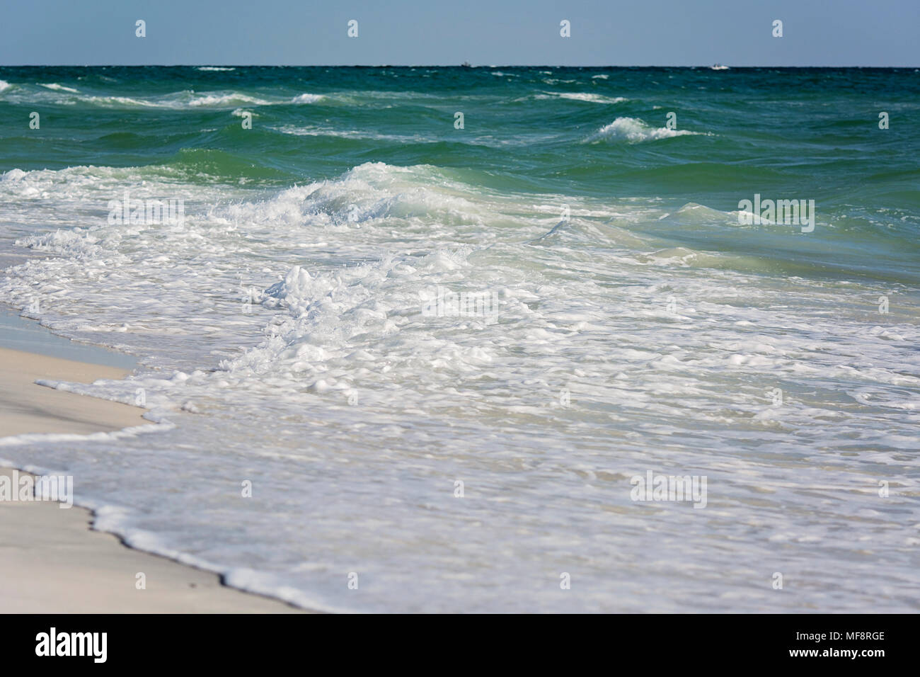Crash waves hi-res stock photography and images - Alamy