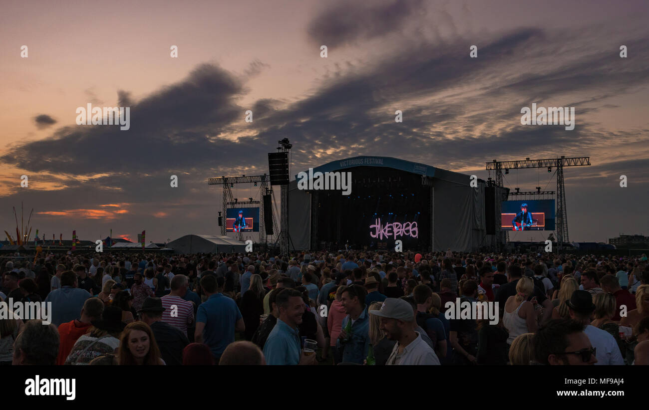 Stage famous band fans 2017 hi-res stock photography and images - Alamy