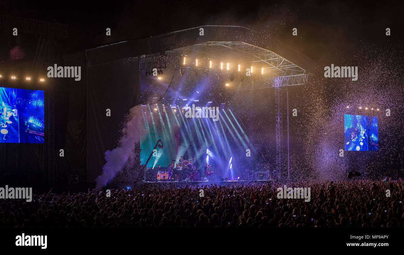 Lead singer of the stereophonics hi-res stock photography and images ...
