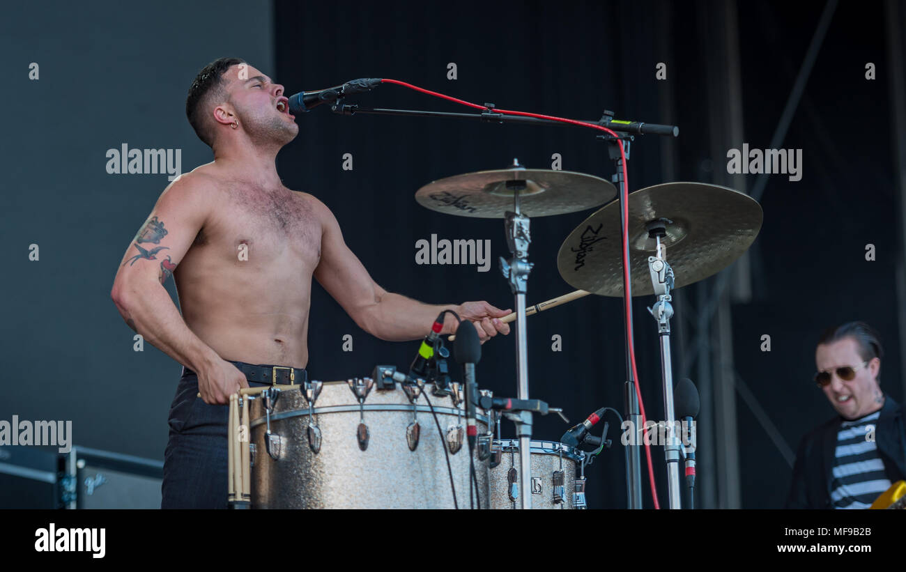 Uk band slaves hi-res stock photography and images - Alamy