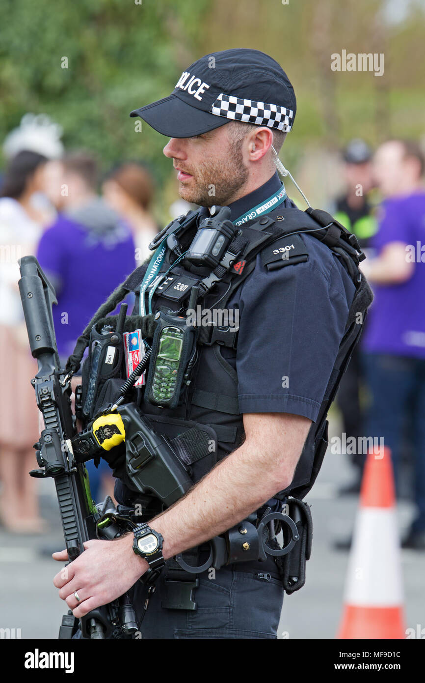 Armed police uk hi-res stock photography and images - Alamy