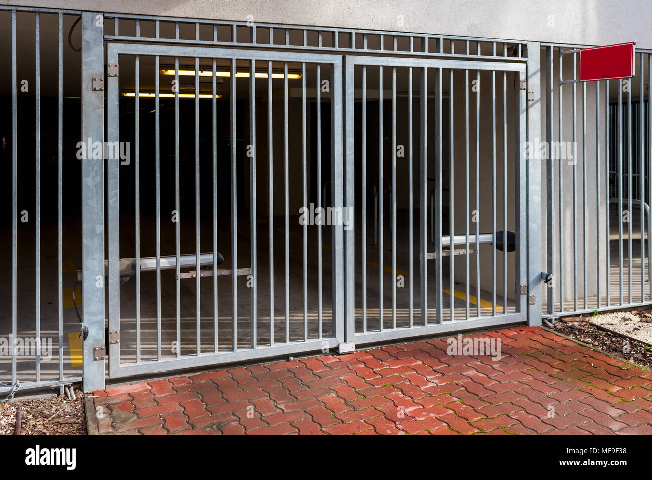 Metal gate car home hi-res stock photography and images - Alamy