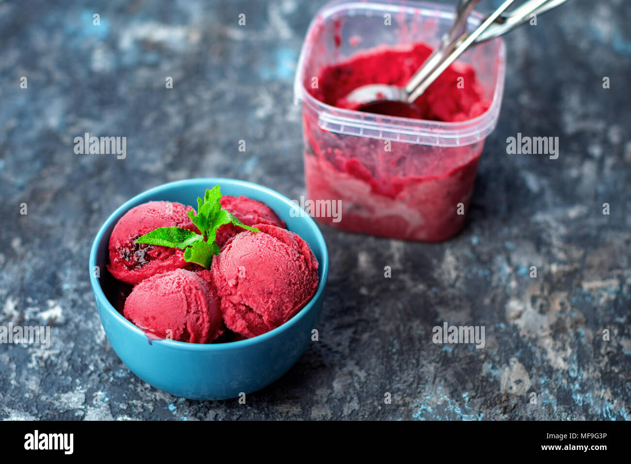 Vanilla and raspberry gelato hi-res stock photography and images - Alamy