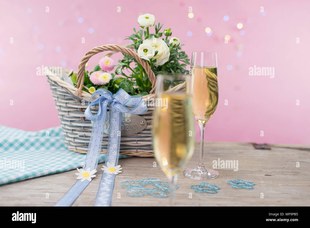 Champagne colored flowers hi-res stock photography and images - Alamy