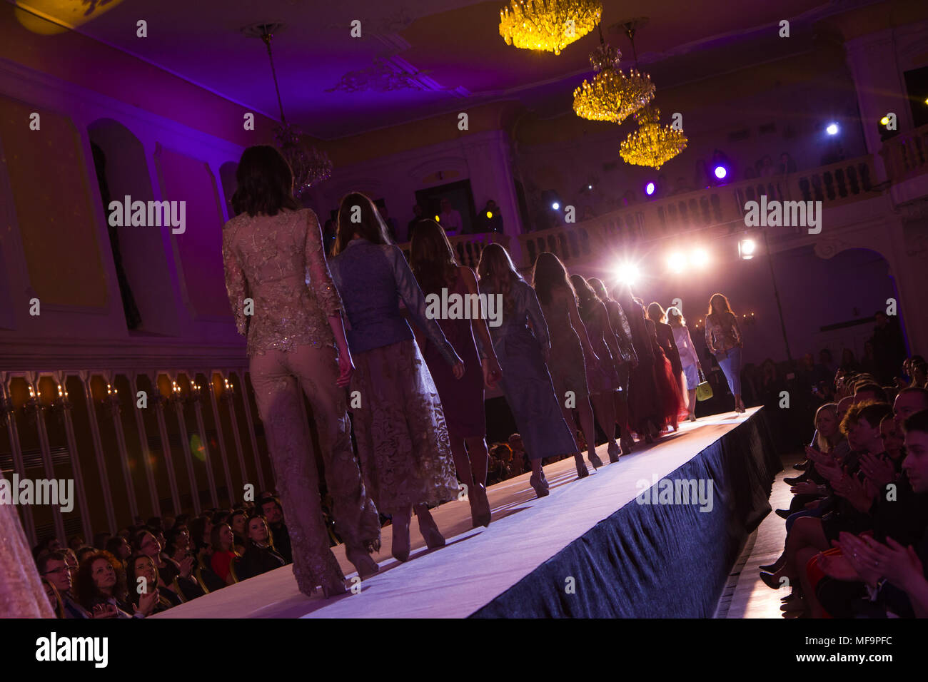 Catwalk model walking hi-res stock photography and images - Alamy