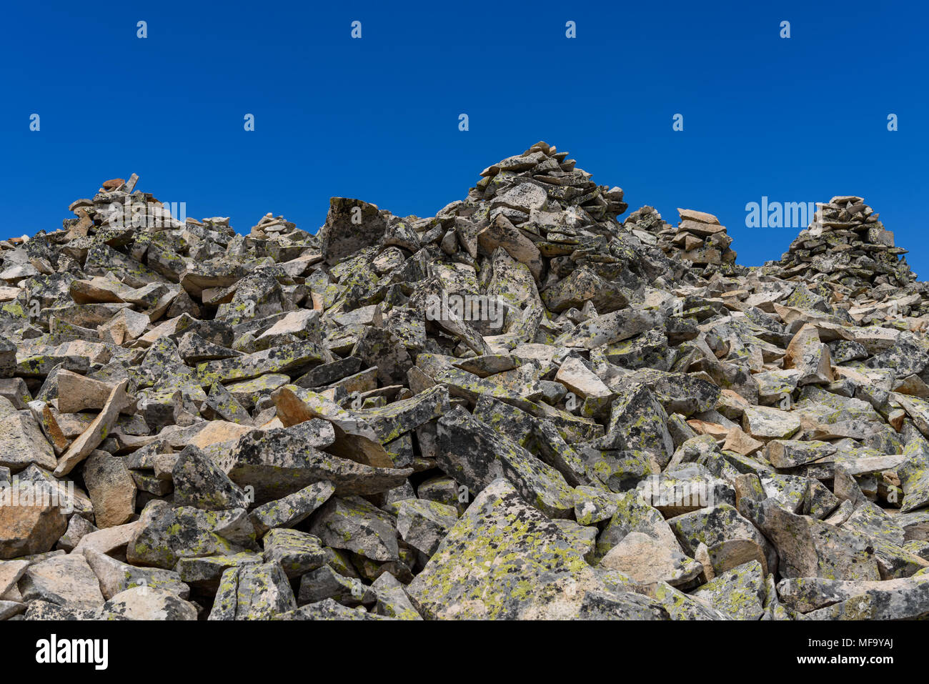 Rocks pile hi-res stock photography and images - Alamy