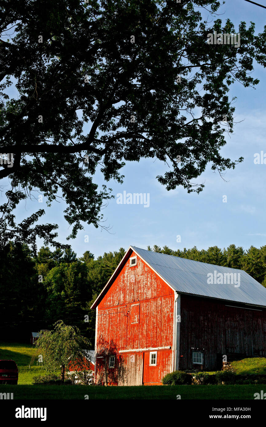 Classic red barn hi-res stock photography and images - Alamy