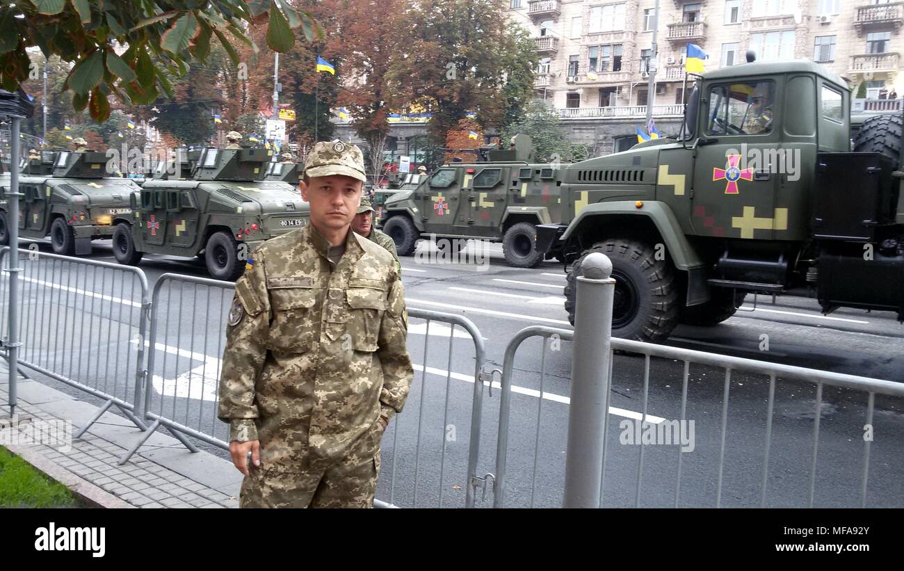 Ukrainian soldier in Ukrainian uniforms at the on Khreshchatyk Street ...