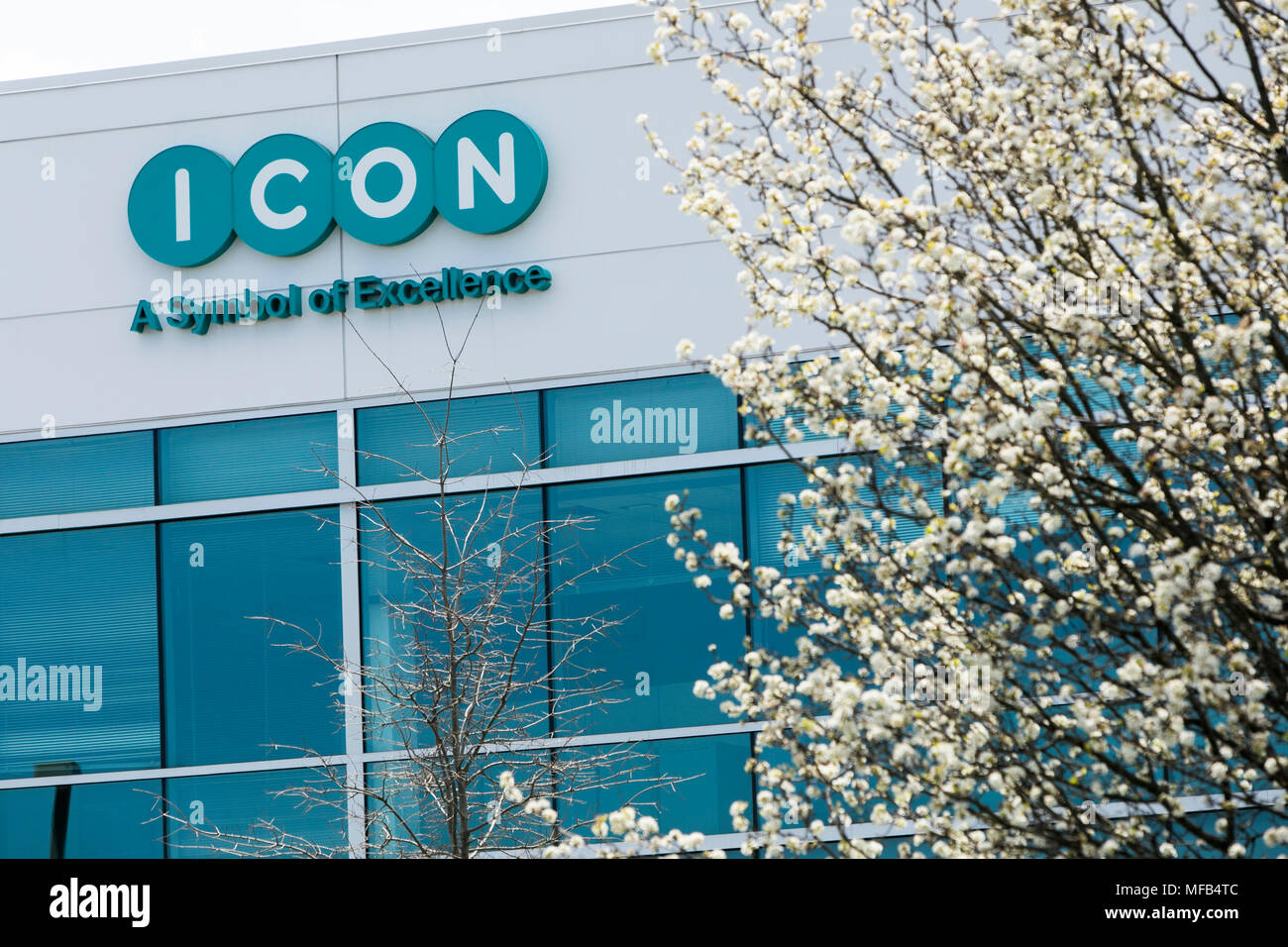 Office building icon hi-res stock photography and images - Alamy