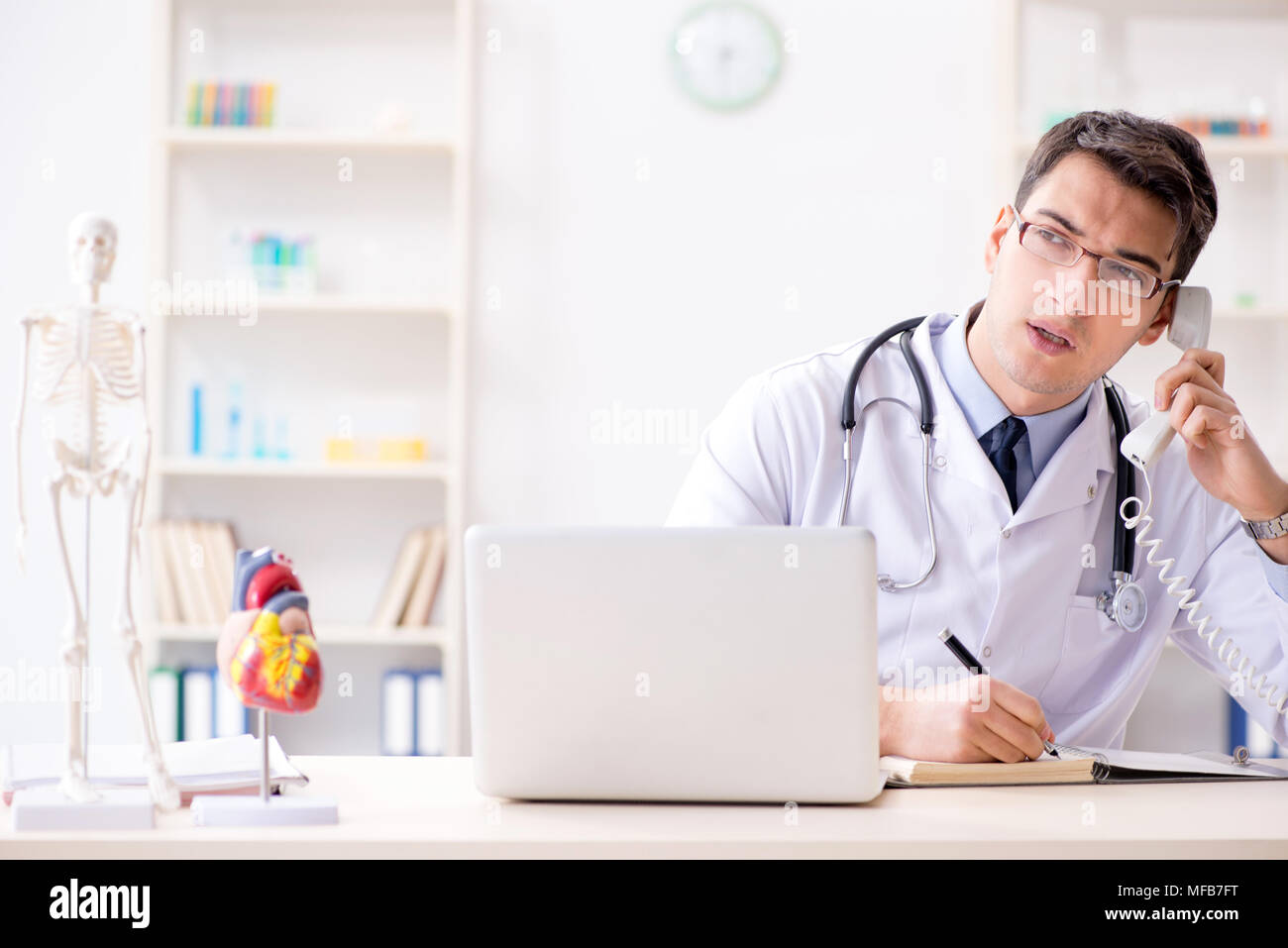 Doctor lecturer explaining the heart model Stock Photo - Alamy