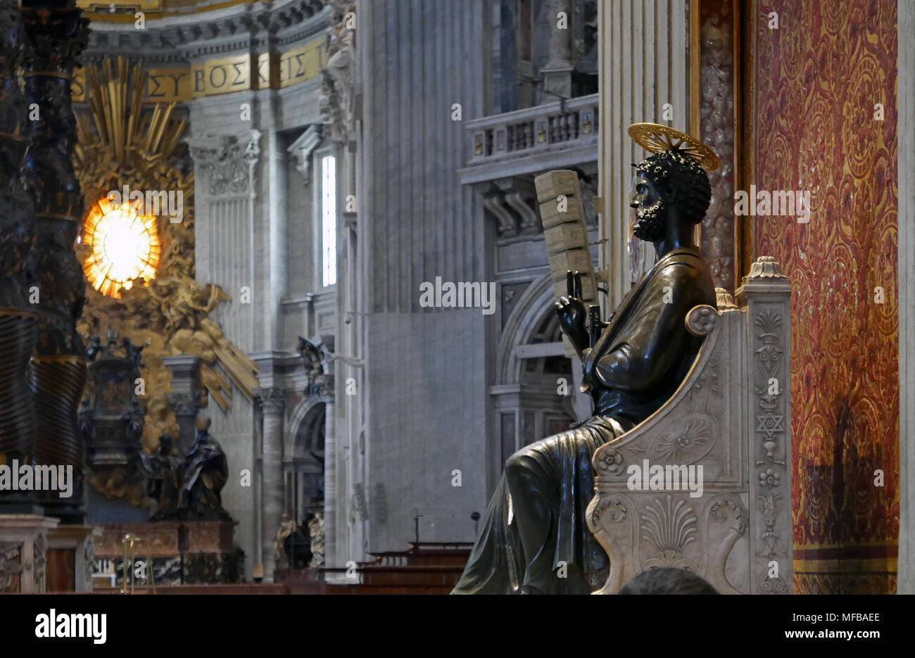 Saint peter statue bronze vatican hi-res stock photography and images ...