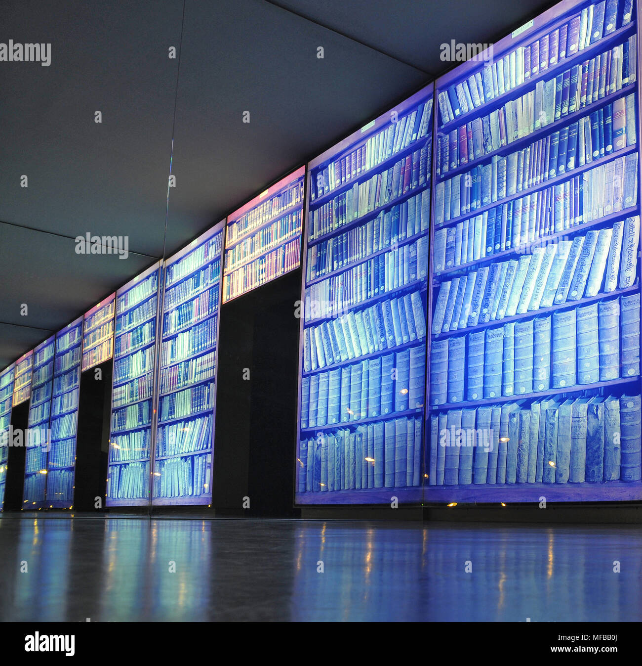 Visual screen hi-res stock photography and images - Alamy