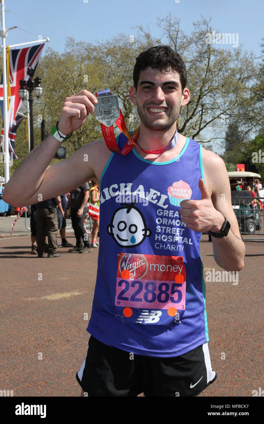 London marathon finishers hi-res stock photography and images - Alamy