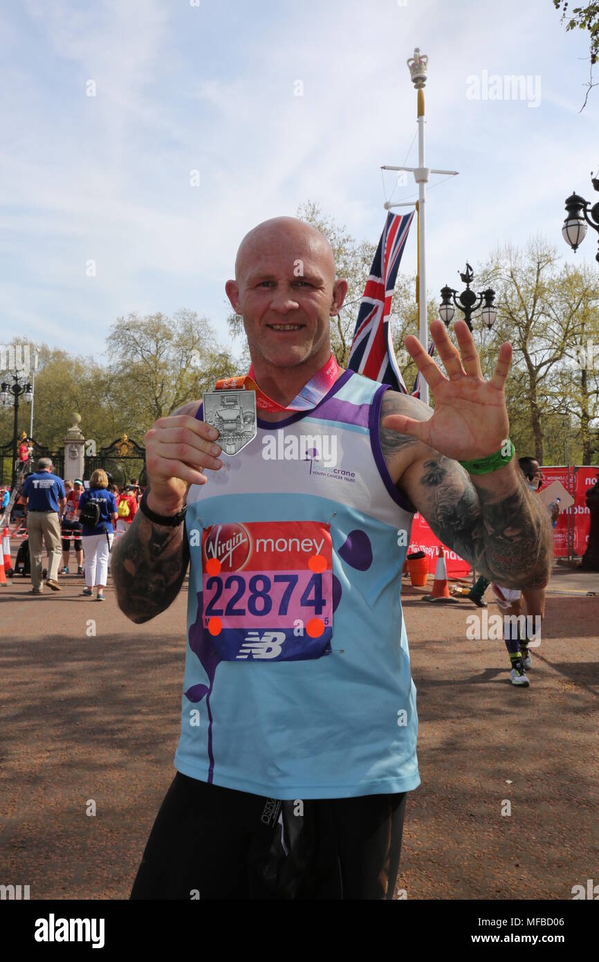 London marathon finishers hi-res stock photography and images - Alamy