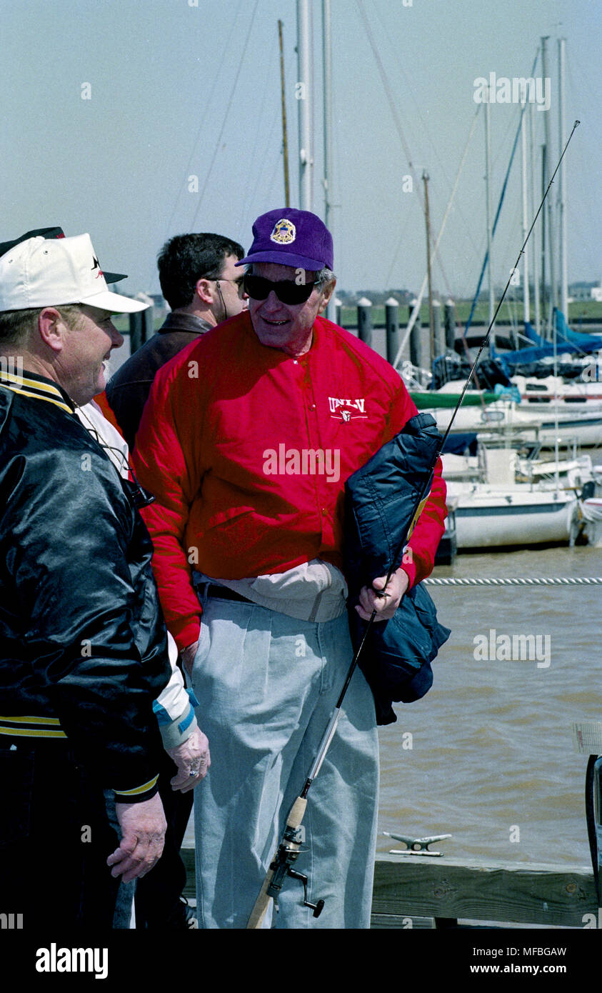 Washington, DC., USA, March 28, 1992 President George H.W. Bush returns ...