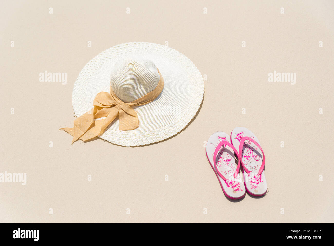 Sun hat at beautiful beach - Relaxing in sunshine Stock Photo - Alamy