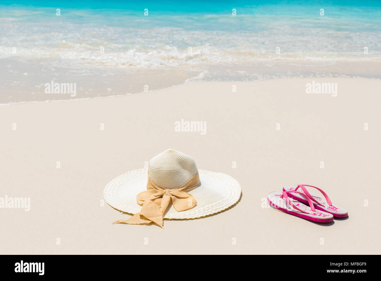 Sun hat at beautiful beach - Relaxing in sunshine Stock Photo - Alamy