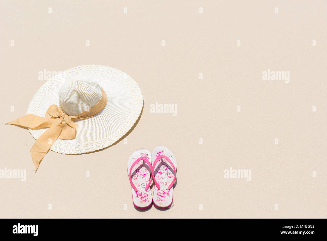 Sun hat at beautiful beach - Relaxing in sunshine Stock Photo - Alamy