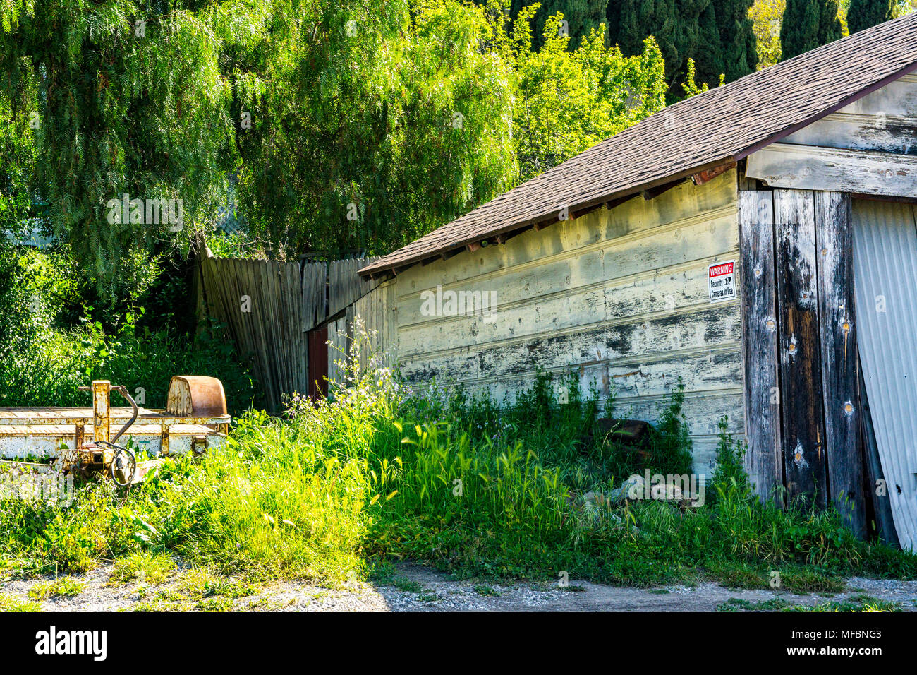 Falling down decrepit hi-res stock photography and images - Alamy