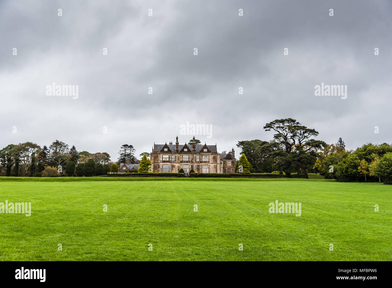Tudor style mansion hi-res stock photography and images - Alamy