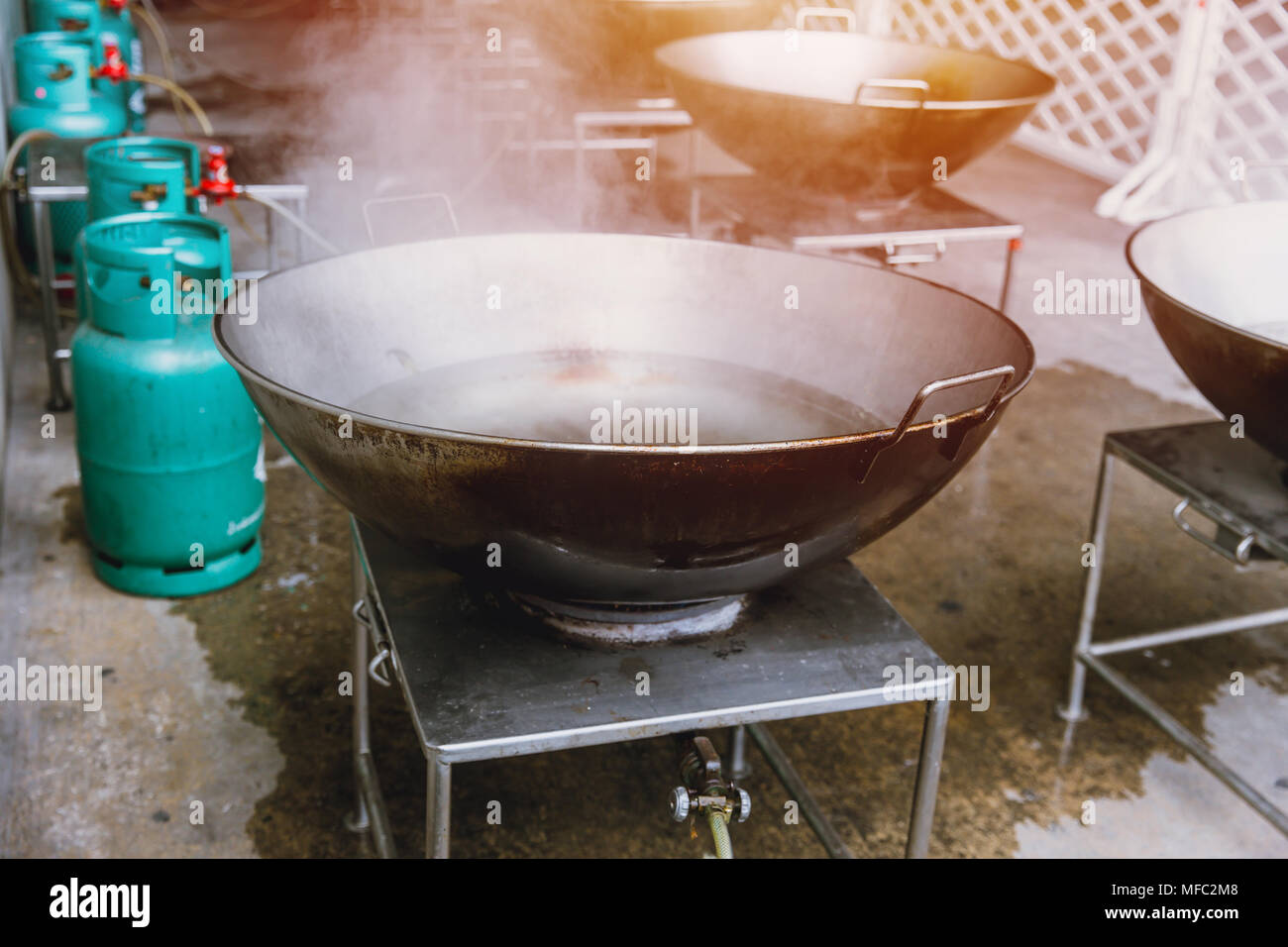 Large bowl of water hi-res stock photography and images - Alamy