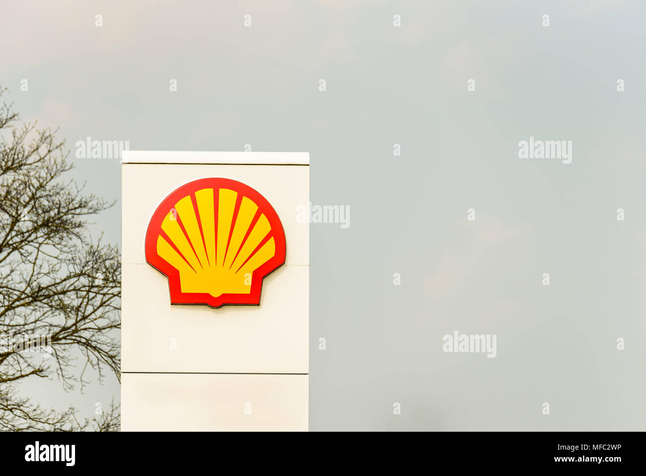 Shell petrol pump 2018 hi-res stock photography and images - Alamy