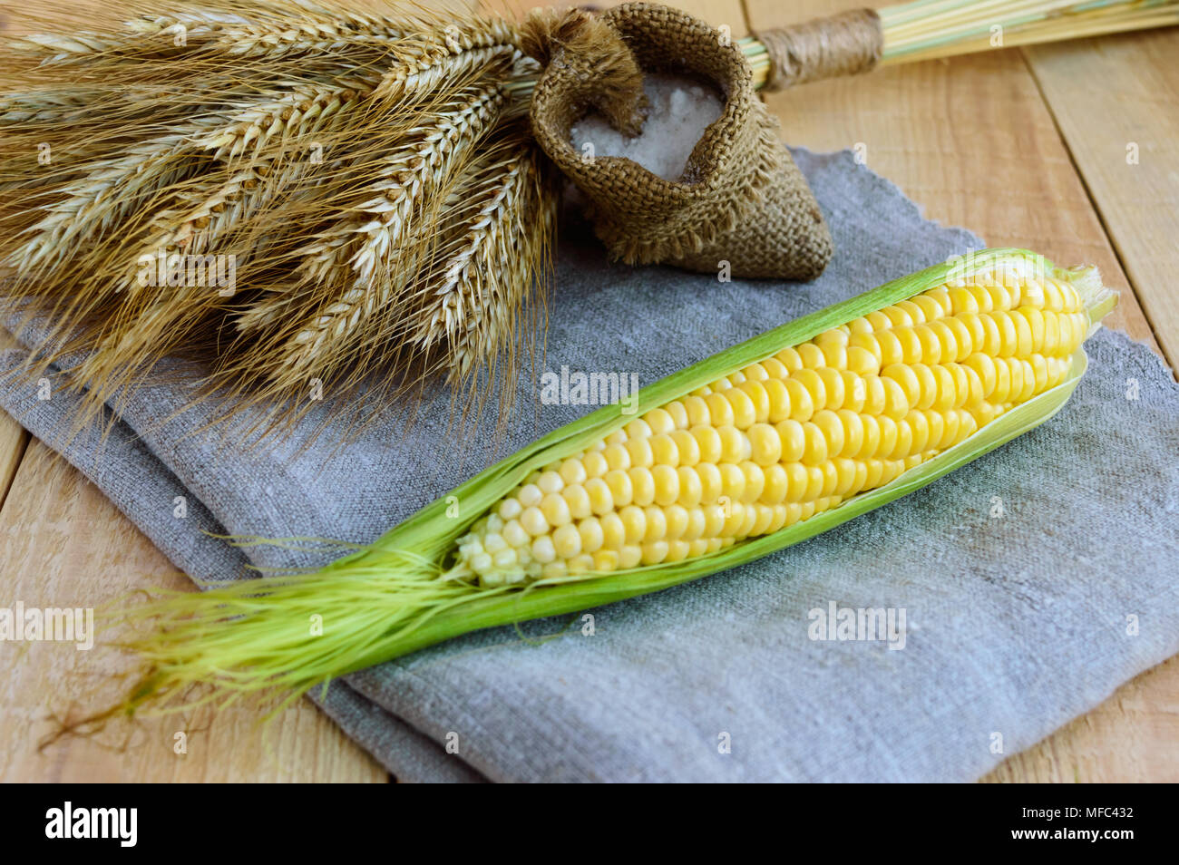 Cob of sweet corn with dry wheat spikelets Stock Photo - Alamy