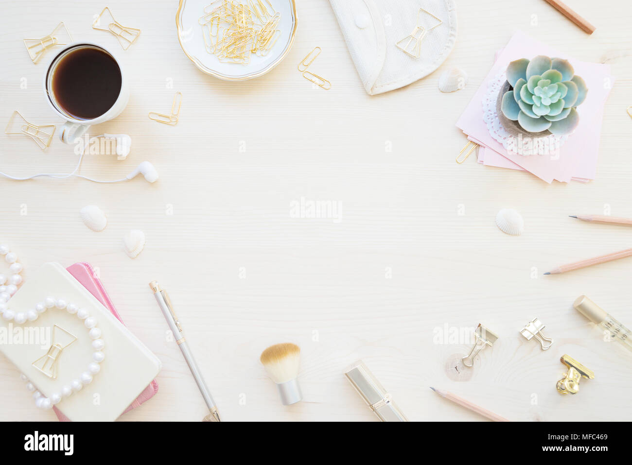 Desk table hi-res stock photography and images - Alamy