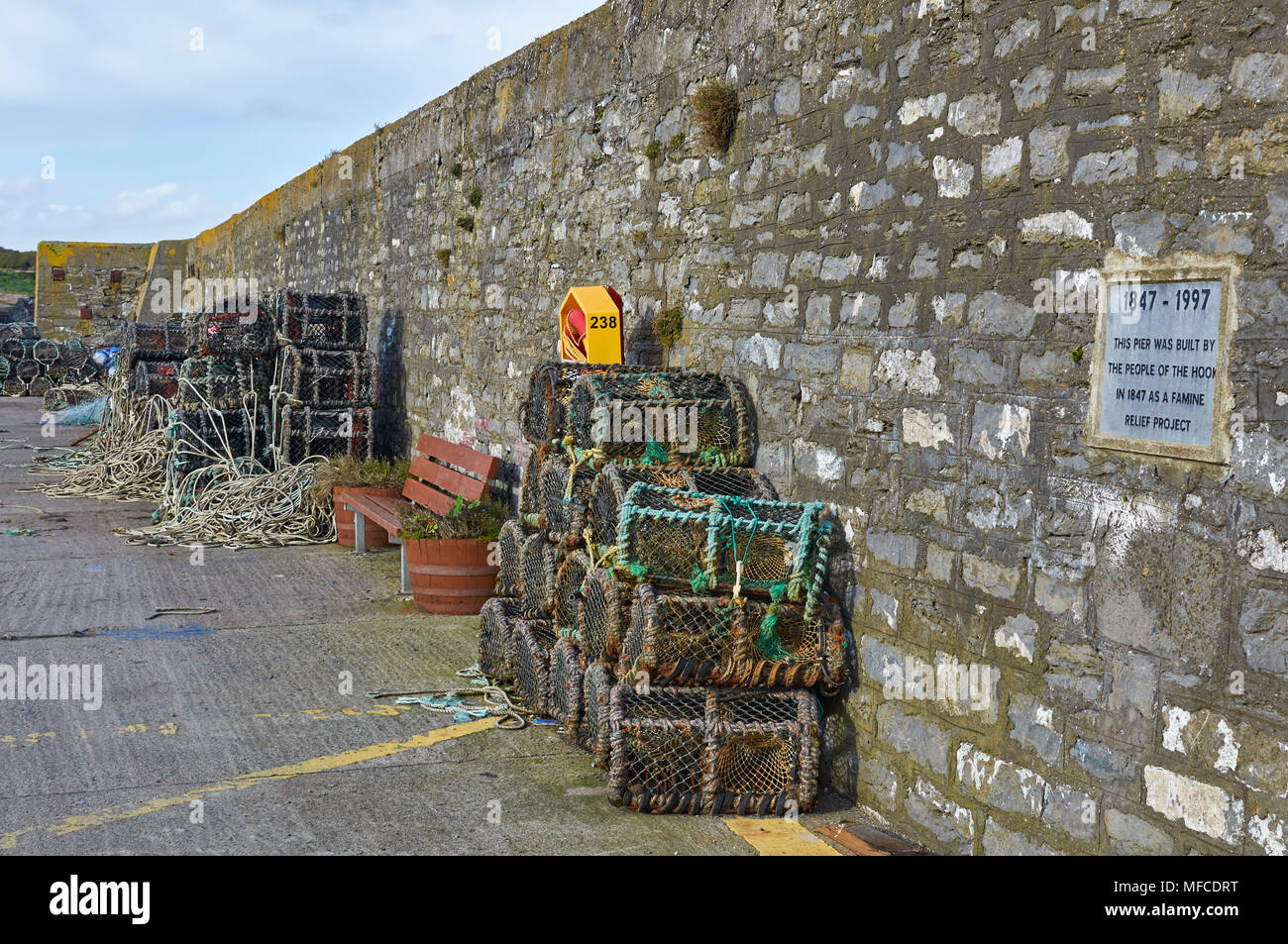 Whisjky barrel of flowers hi-res stock photography and images - Alamy