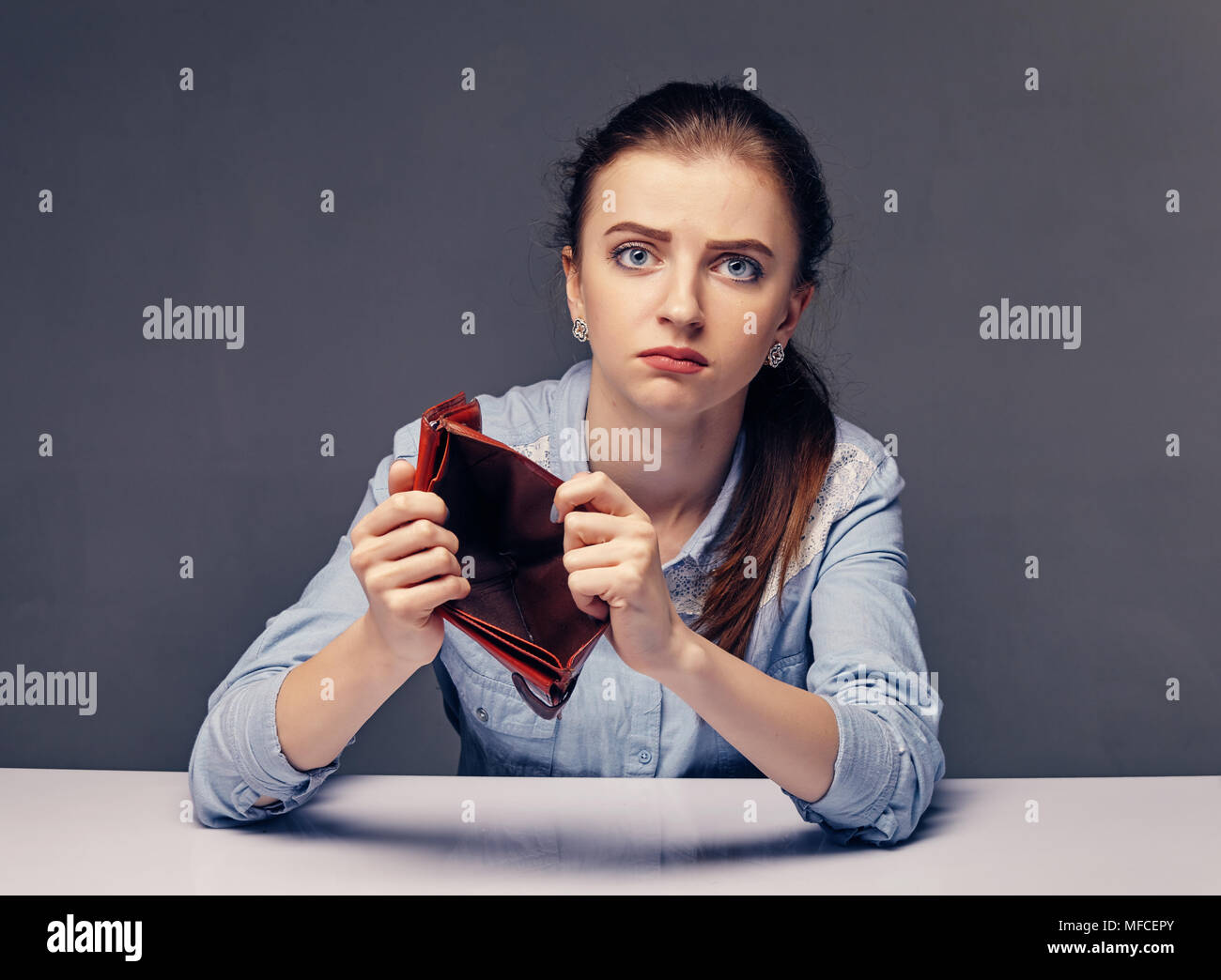 Empty purse hi-res stock photography and images - Alamy