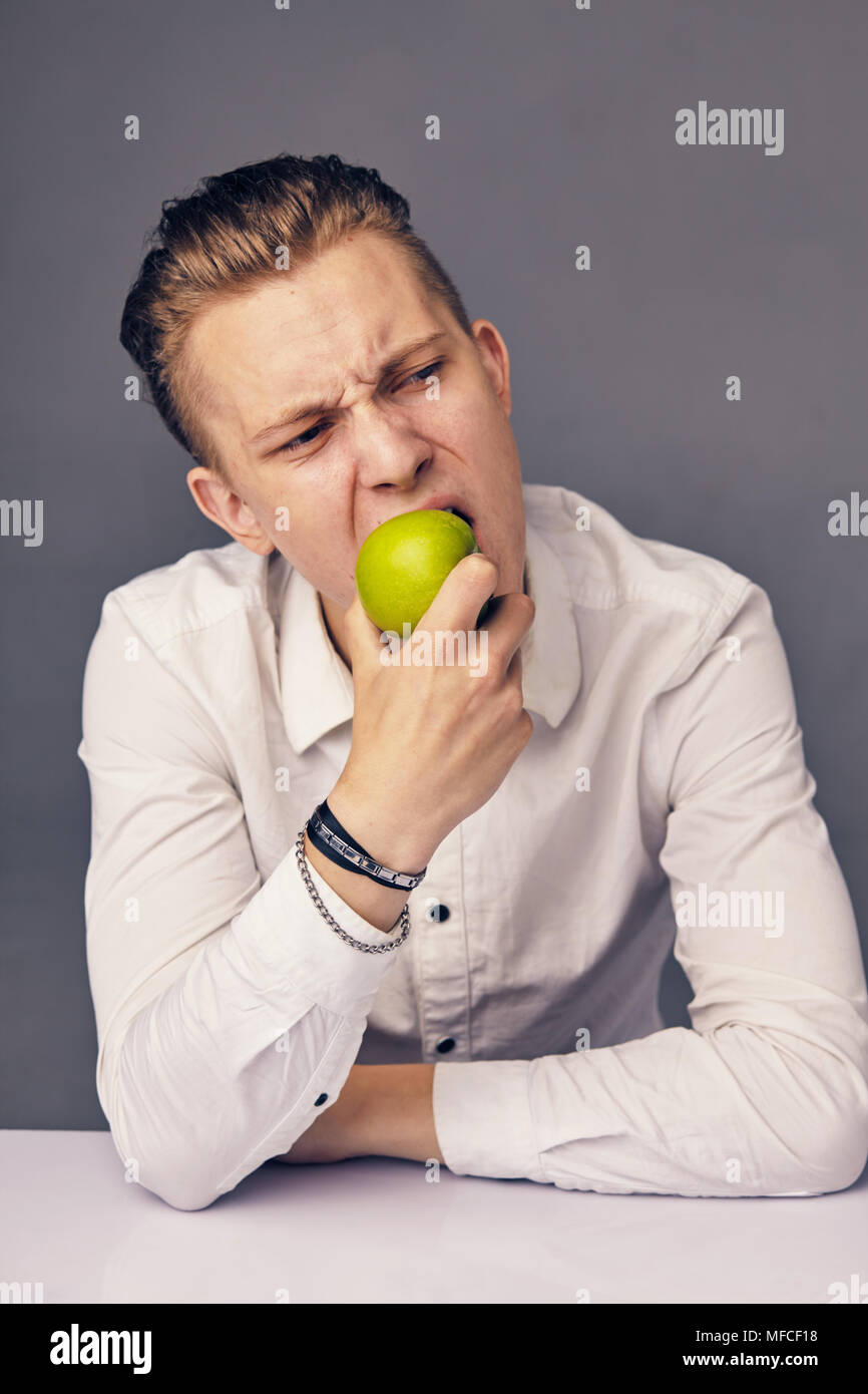 Man eating apple hi-res stock photography and images - Alamy